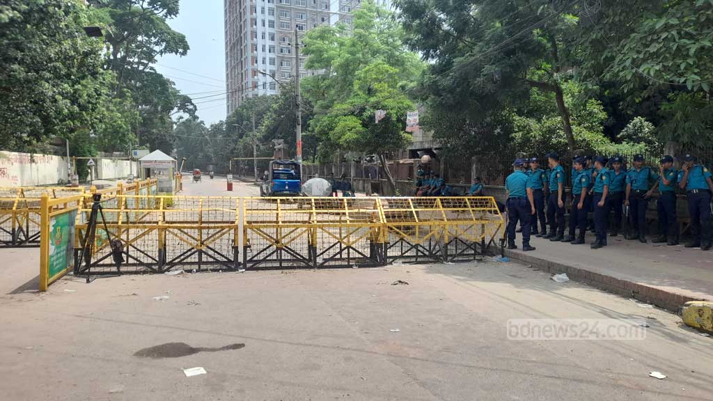 Silence prevails at DU, barriers at entry points