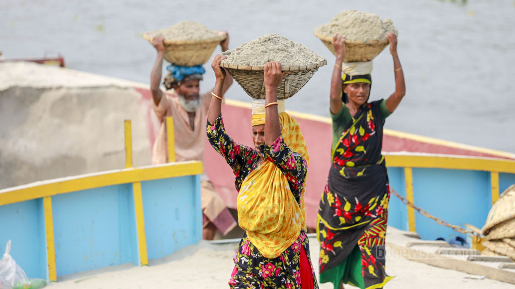 Sand labourers of Turag