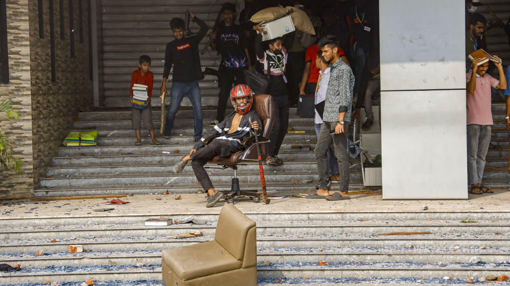 Colleges turn into battlefields in Jatrabari