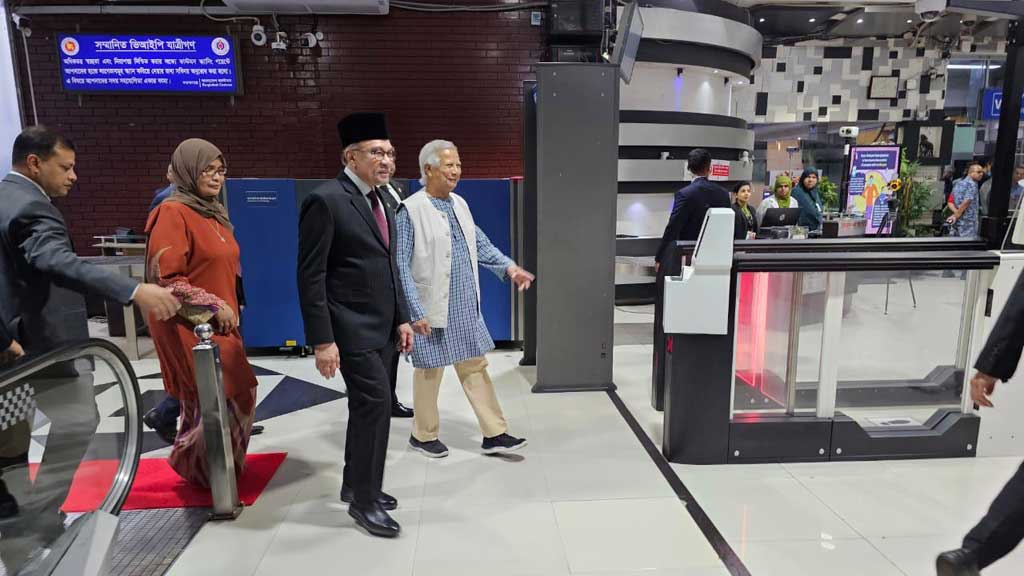 Malaysian PM Anwar Ibrahim arrives in Dhaka