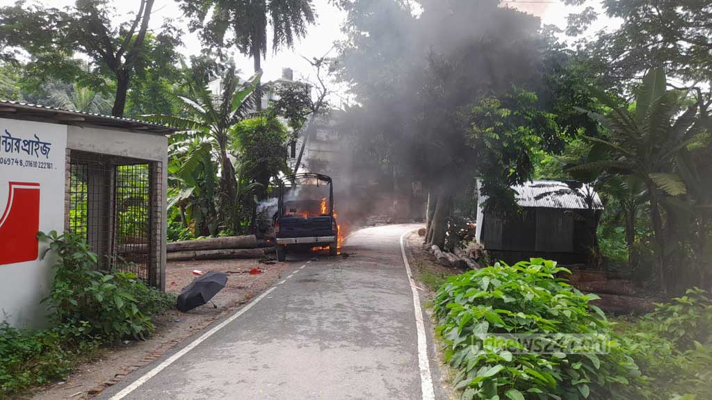 ‘Chhatra League’ set fire to police vehicle in Gopalganj
