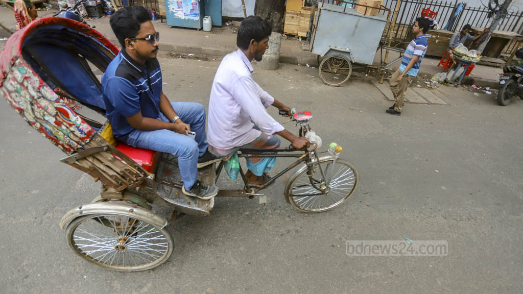 A variety of battery-powered rickshaws