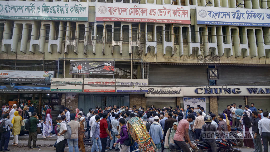 Students block BDMC entrance in protest