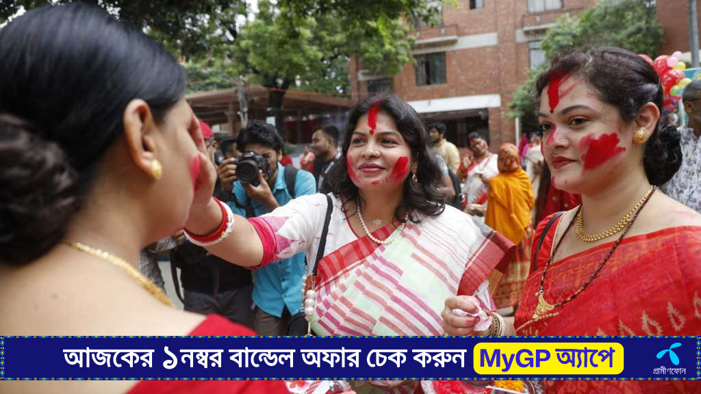 দেবীর বিদায়বেলায় ‘সিঁদুর খেলা'