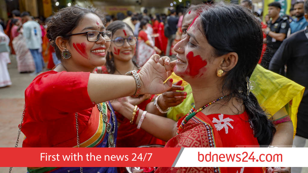 ঢাকেশ্বরীতে মন্দিরে সিঁদুর খেলা