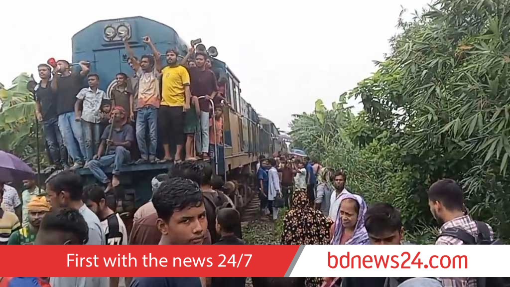 আসন পুনর্বিন্যাস: ফরিদপুরে অবরোধ, ট্রেন যাত্রীদের নামিয়ে দেওয়ার অ