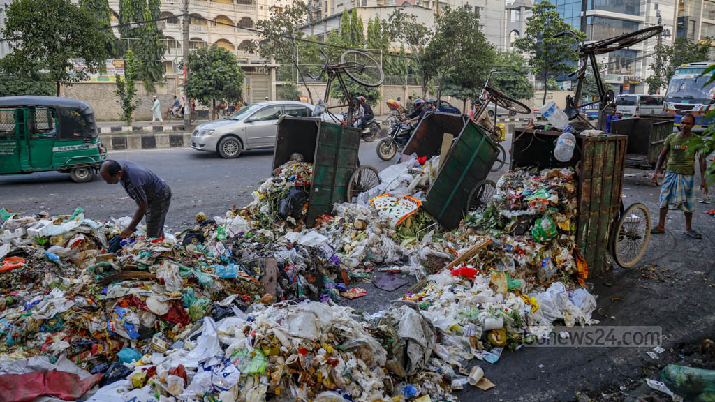 Garbage dump on Pragati Sarani
