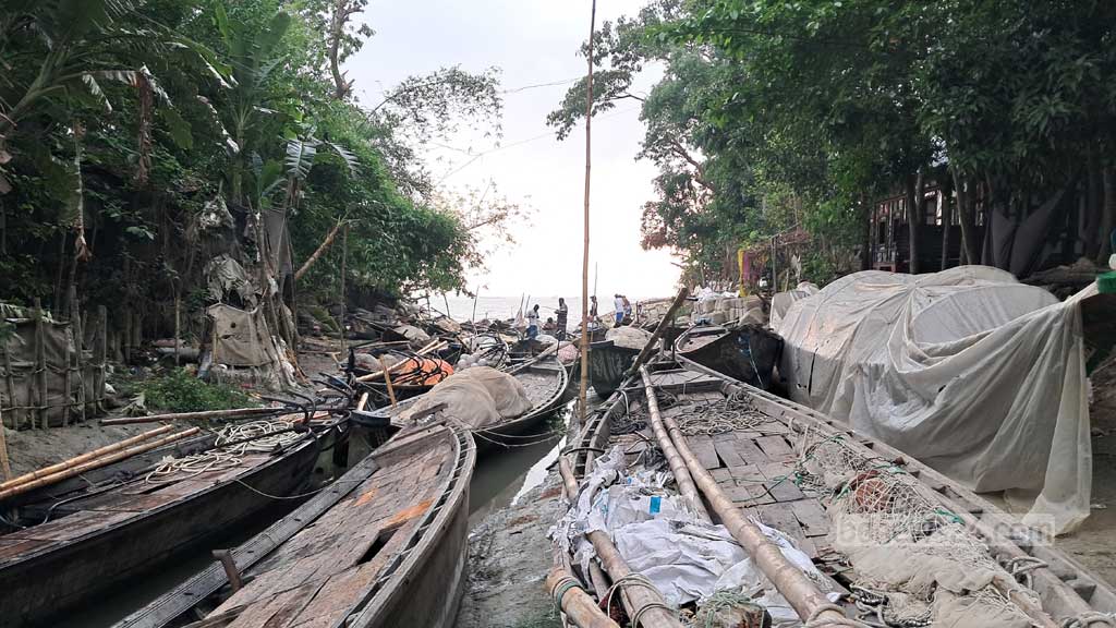 নিষেধাজ্ঞা শেষে ইলিশ ধরার প্রস্তুতি মেঘনা পাড়ের জেলেদের