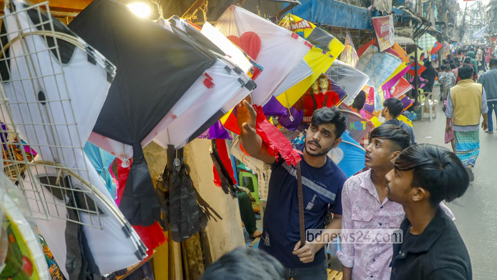 Kite sales boom around Shakrain Festival