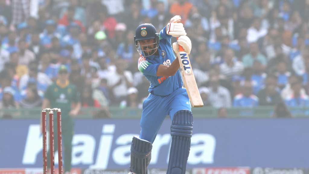 সেঞ্চুরি করেও বাদ রুতুরাজ, ফিরলেন গিল ও শ্রেয়াস