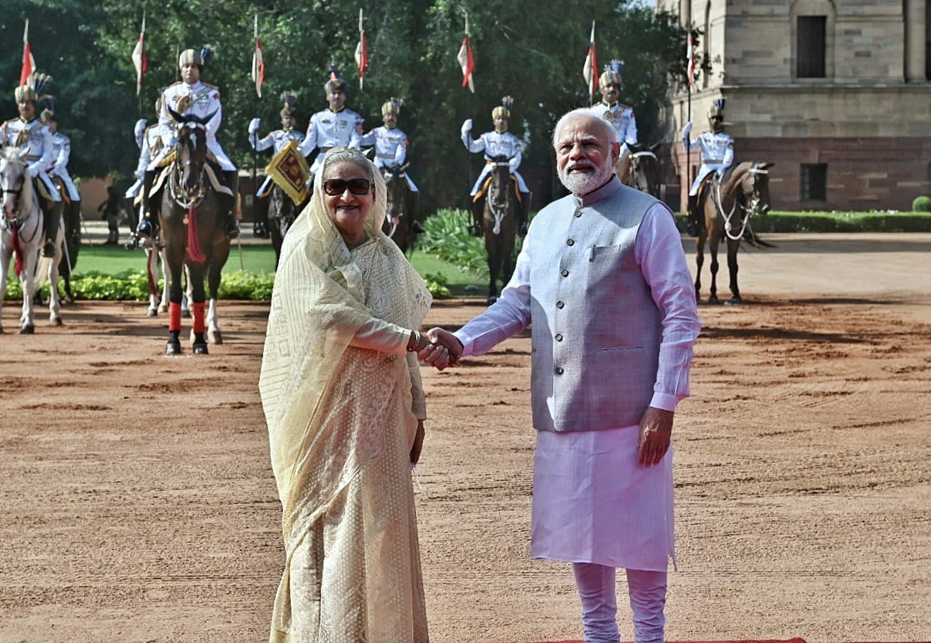 Hasina meets Indian counterpart Modi at Hyderabad House