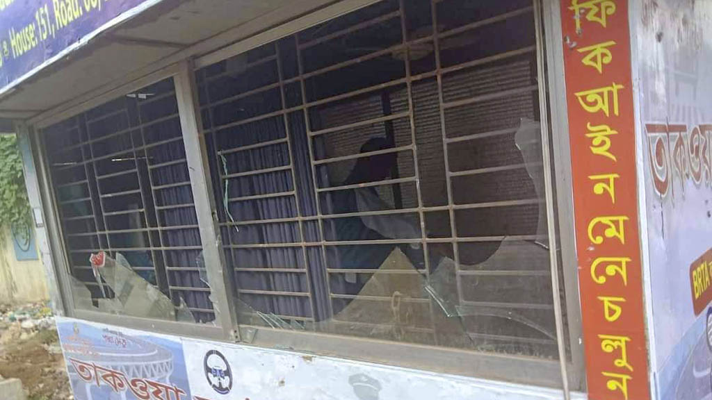 Policeman hurt as battery-run rickshaw drivers vandalise Mirpur traffic boxes