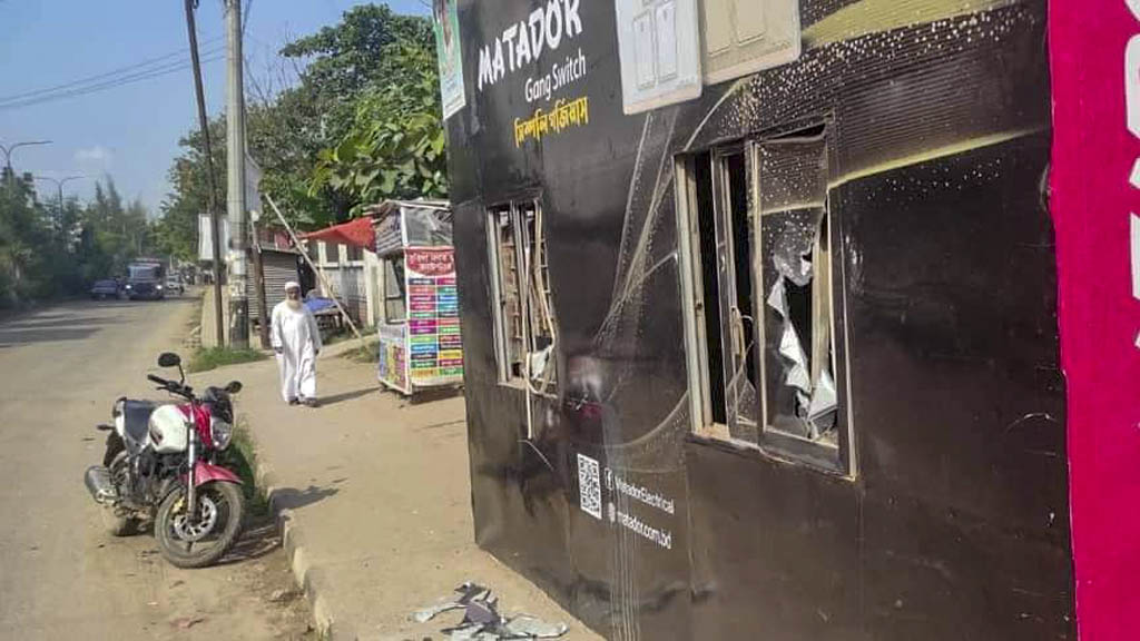Policeman hurt as battery-run rickshaw drivers vandalise Mirpur traffic boxes