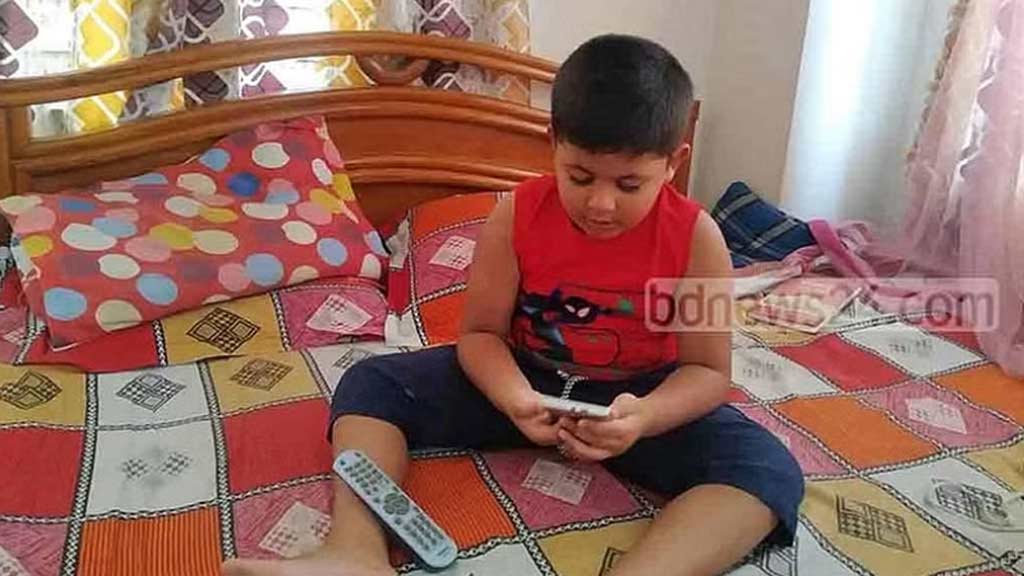 Children stuck on TV or mobile phone. How to tackle this screen addiction?