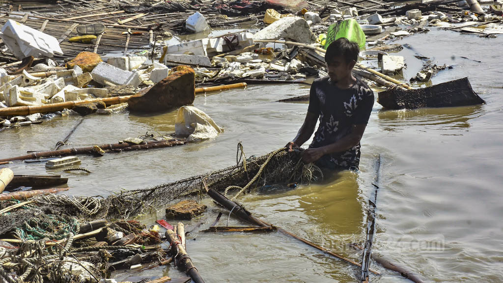 Cyclone destroys fishing village
