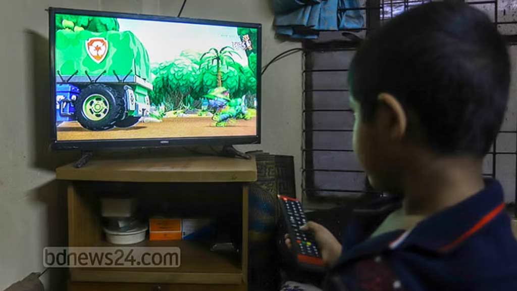 Children stuck on TV or mobile phone. How to tackle this screen addiction?