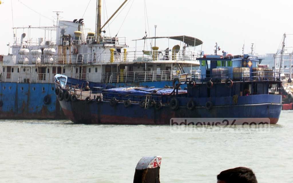 Lighterage vessel workers call off strike in Chattogram