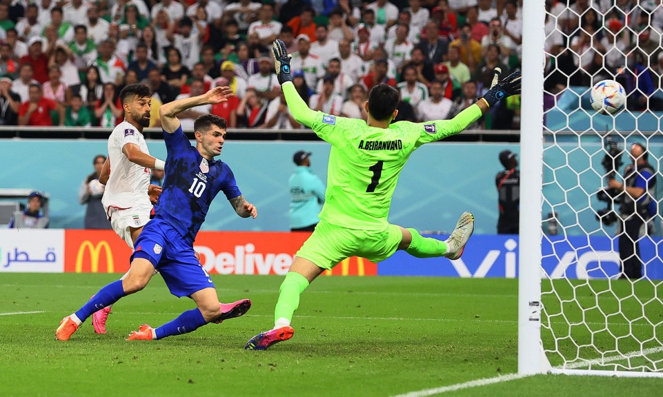 Wounded Pulisic sends United States through to last 16