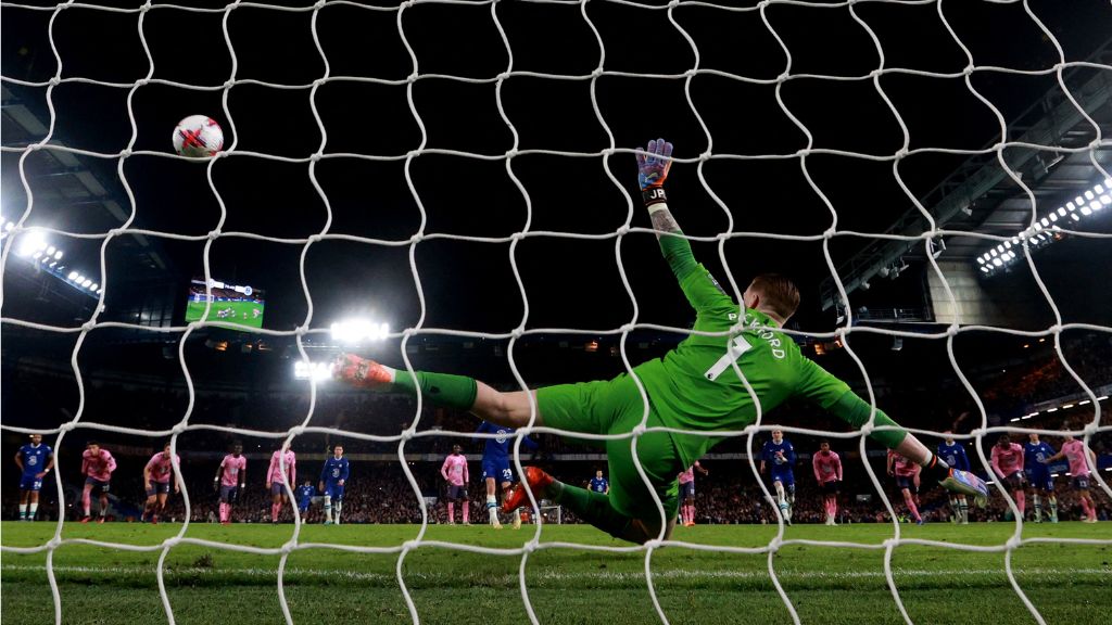 Simms last-gasp goal earns Everton 2-2 draw at Chelsea