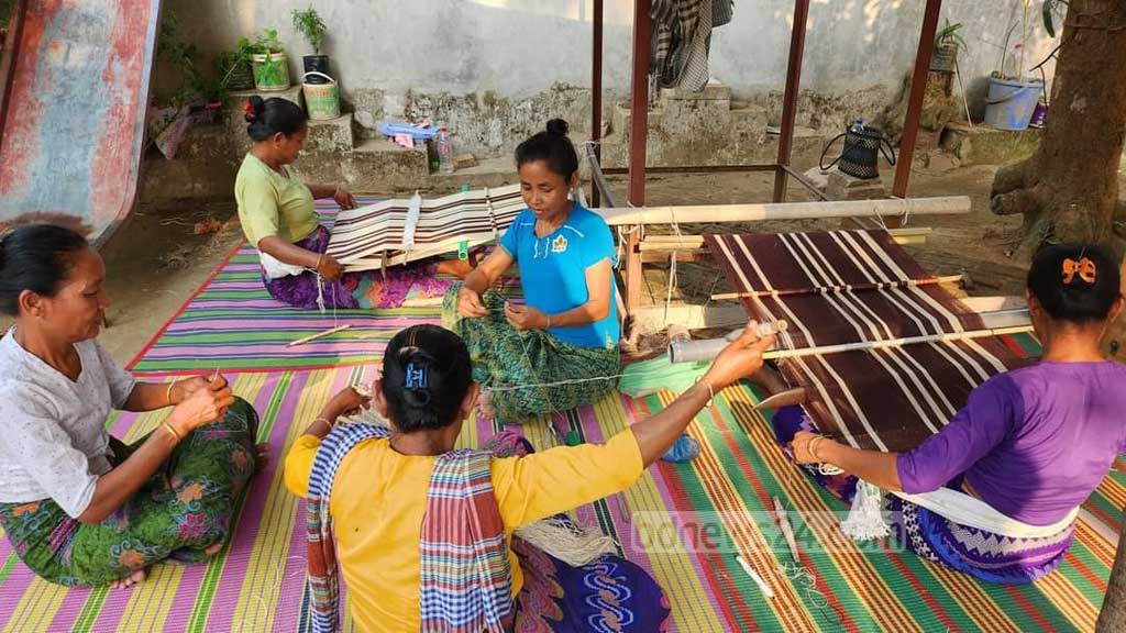 Monipuri weaver discovers technology to make Saree from banana plant barks