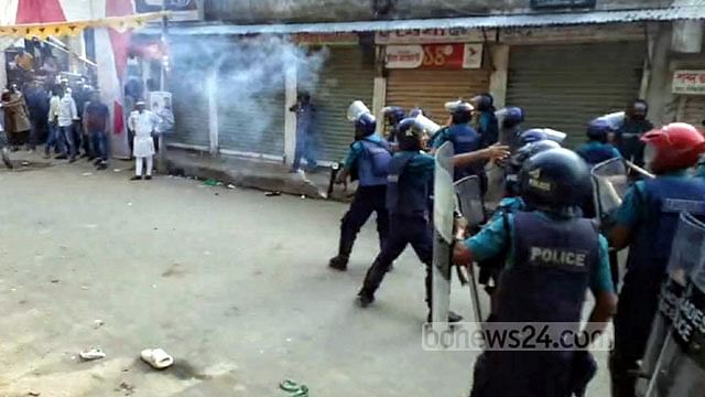 At least 15 injured as BNP activists clash with police in Khulna
