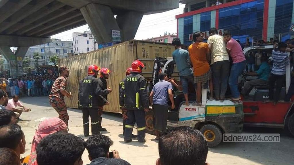Two crushed to death as container falls off lorry in Chattogram’s Patenga