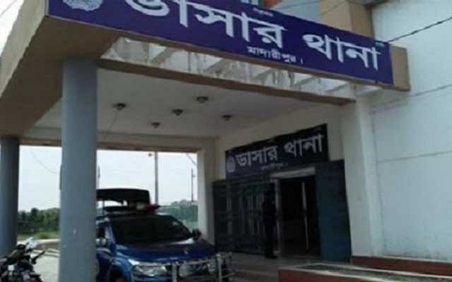 Man dies as microbus overturns in Madaripur