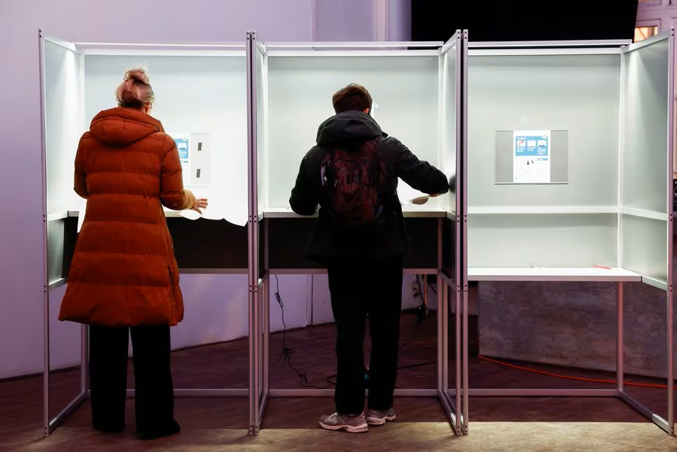 Dutch vote in tight race to pick a new prime minister