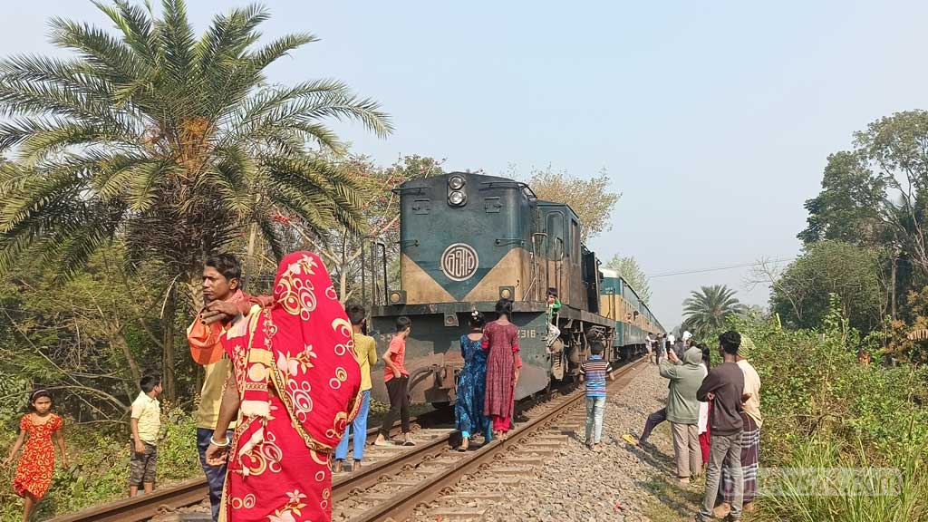 Train engine failure in Tangail snaps Dhaka’s rail link with northern ...