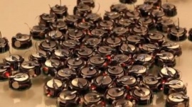 Tiny robot horde swarms to form shapes