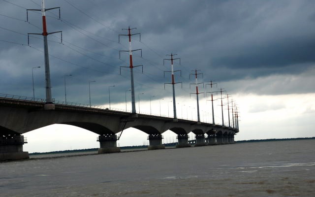 4 missing after falling into river from a bus