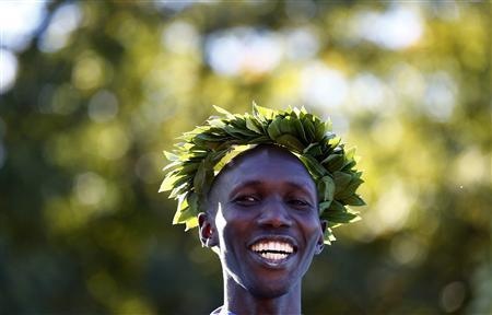 Kipsang smashes marathon record