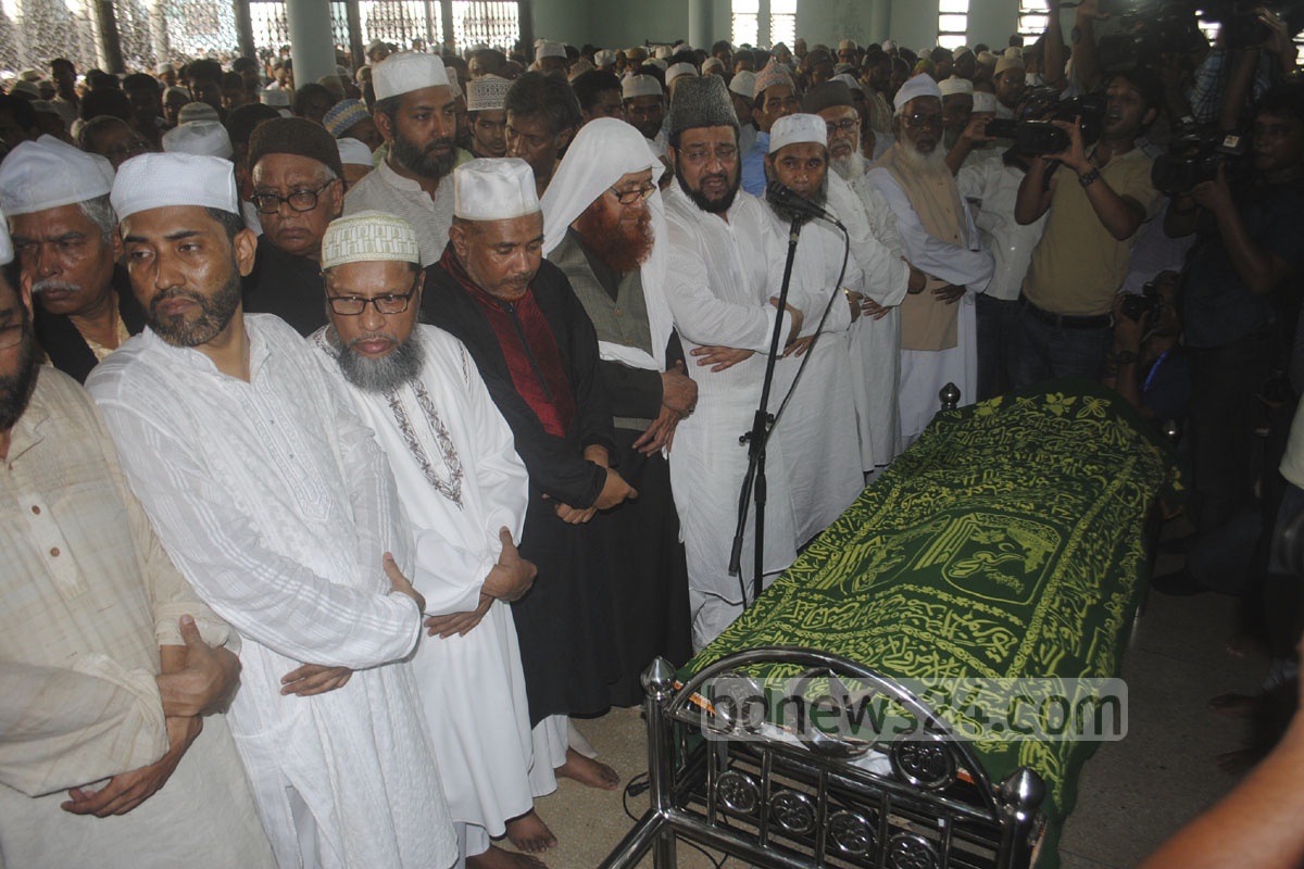 Shoes hurled at hearse carrying Ghulam Azam’s body