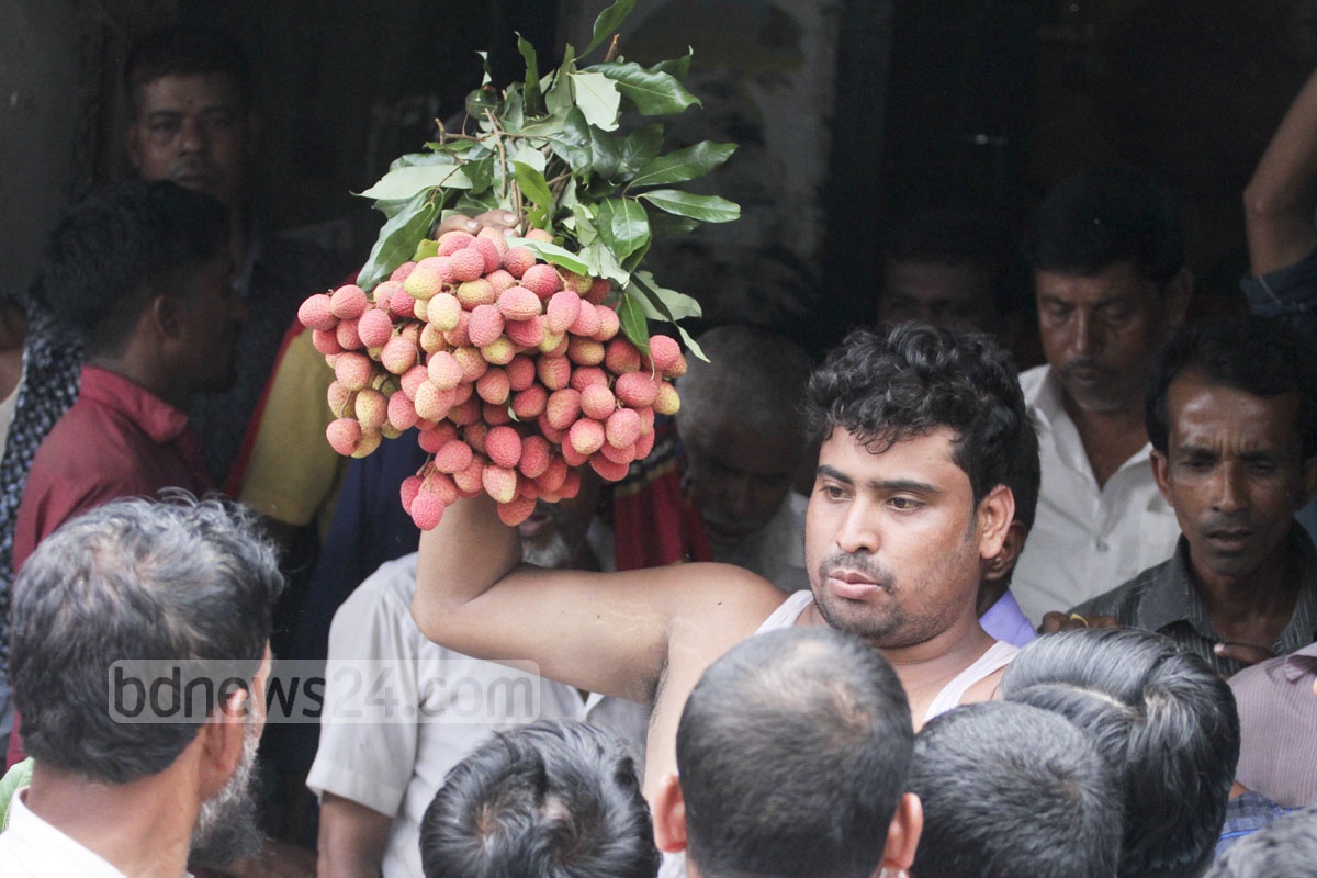 Karwan Bazar teeming with seasonal fruits, traders more careful