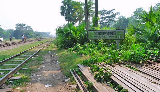Engine, bogies of intercity train derail in Comilla’s Nangalkot