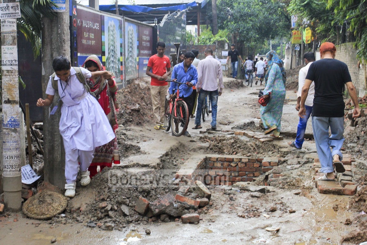 Busy Dhaka street remains closed for one month for repairs