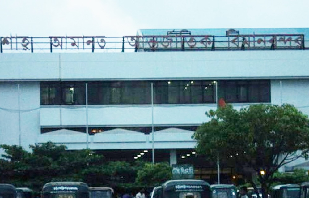 Chinese national detained with gold bars worth Tk 12m at Chattogram airport