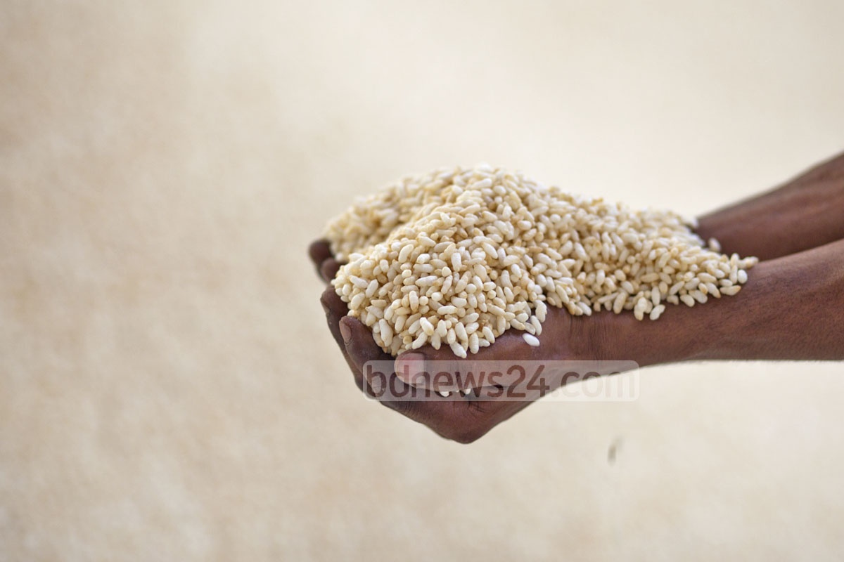 A busy murhi factory