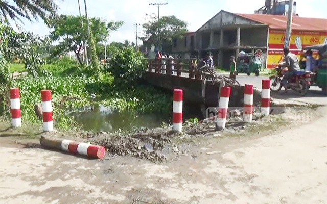 5 killed after car falls from bridge into Comilla canal