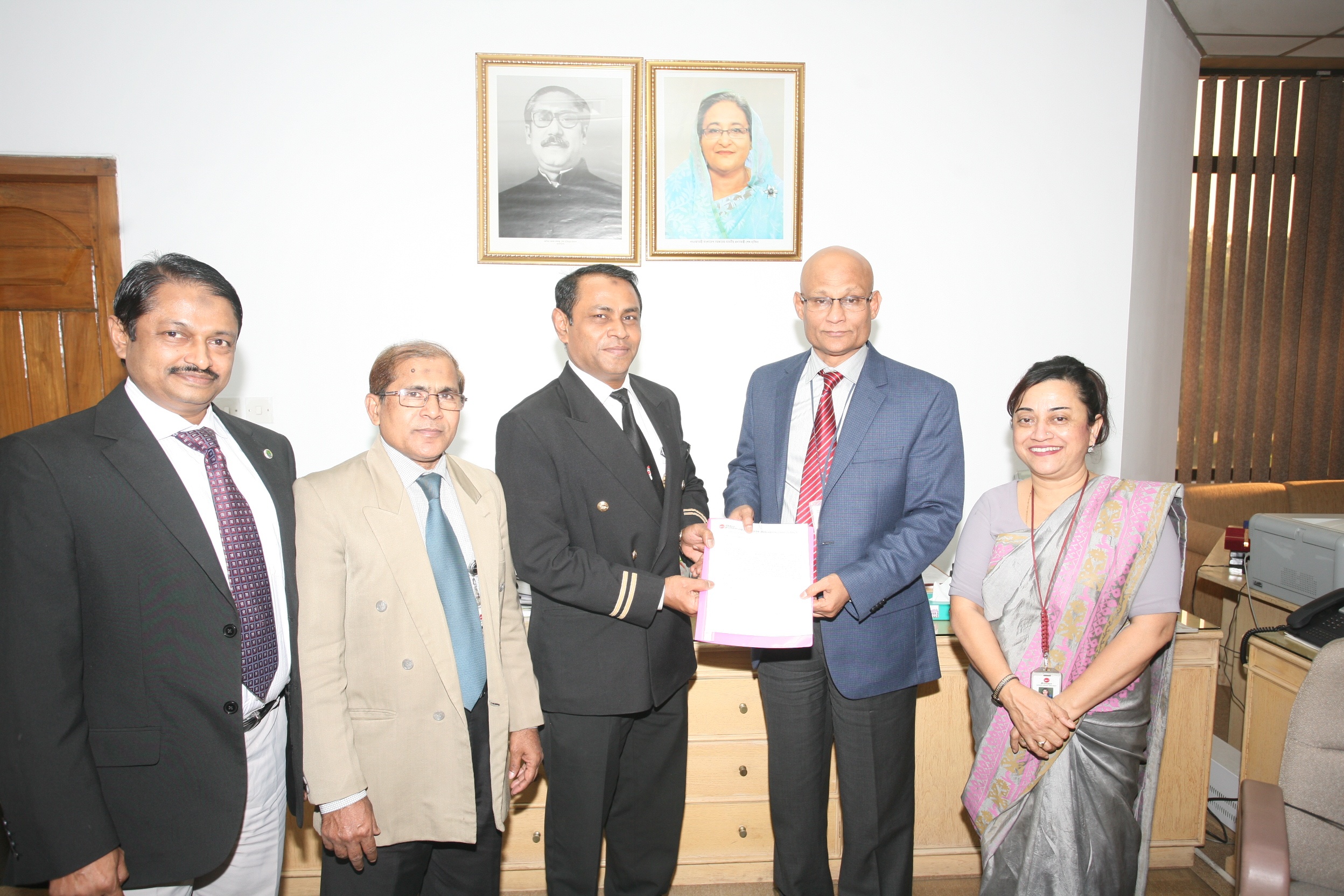 Bangladesh Biman crew member returns £3285 to passenger