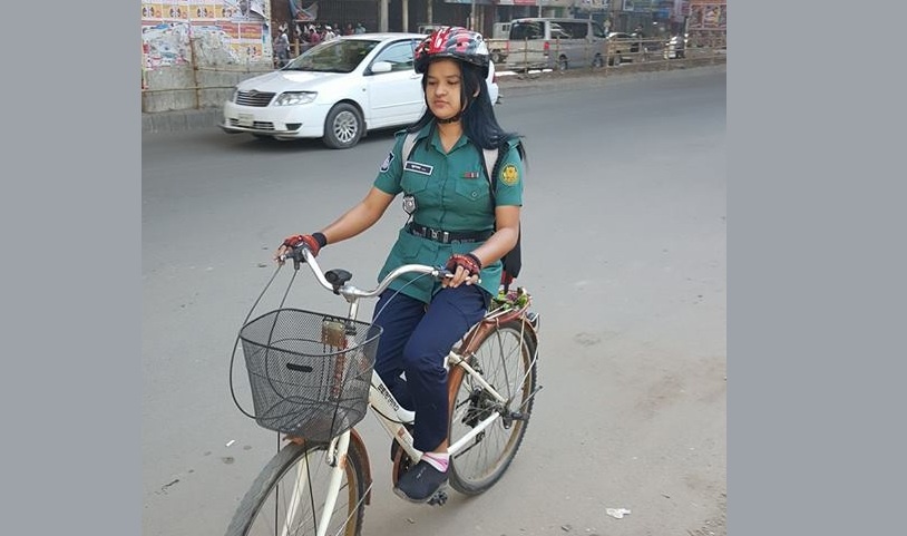 Policewoman’s commuting goes viral on Facebook