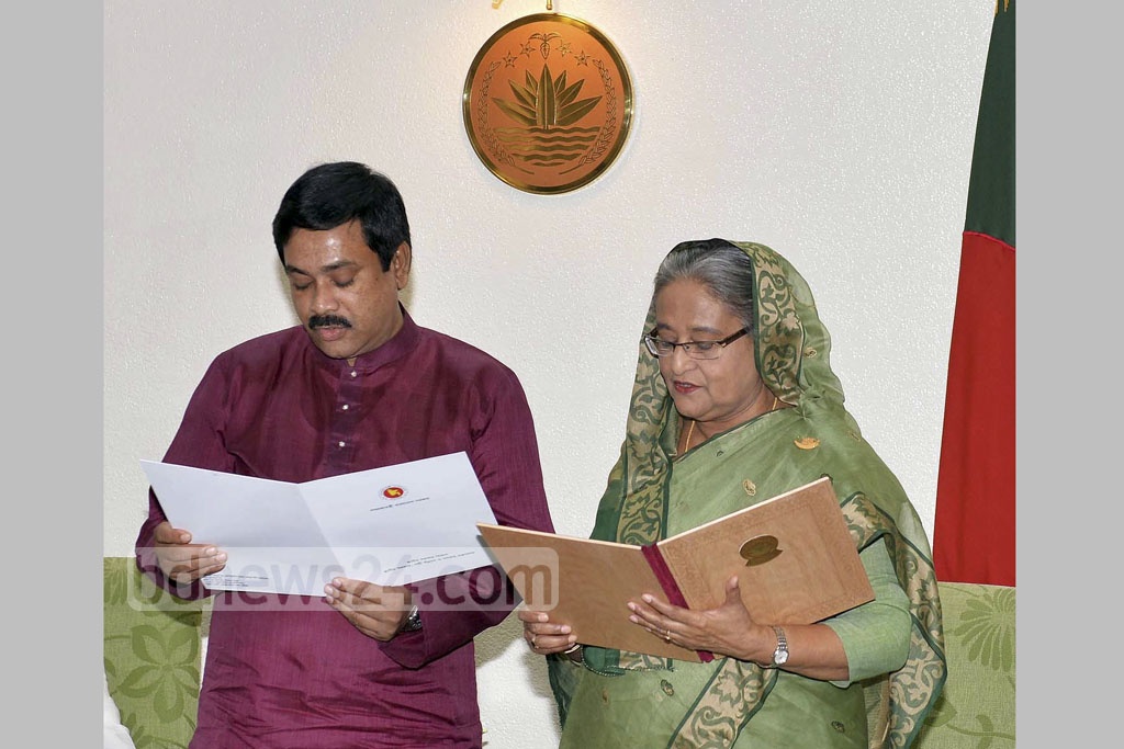 প্রধানমন্ত্রীর কাছ থেকে শপথ নিলেন সাক্কু