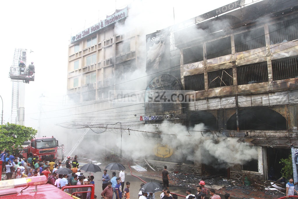 Fire breaks out at two buildings in Uttara