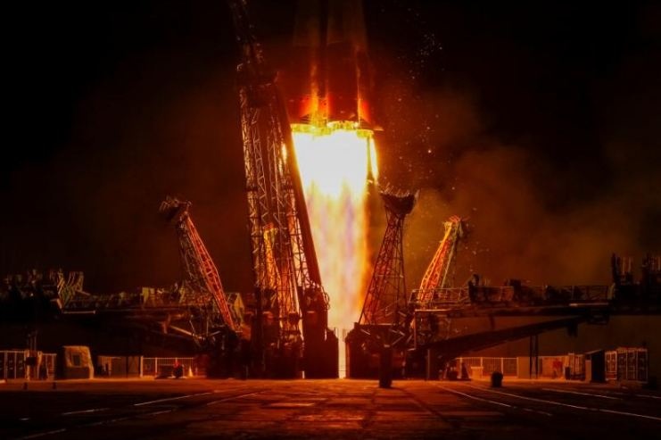 Three-man crew reaches space station as US boosts research