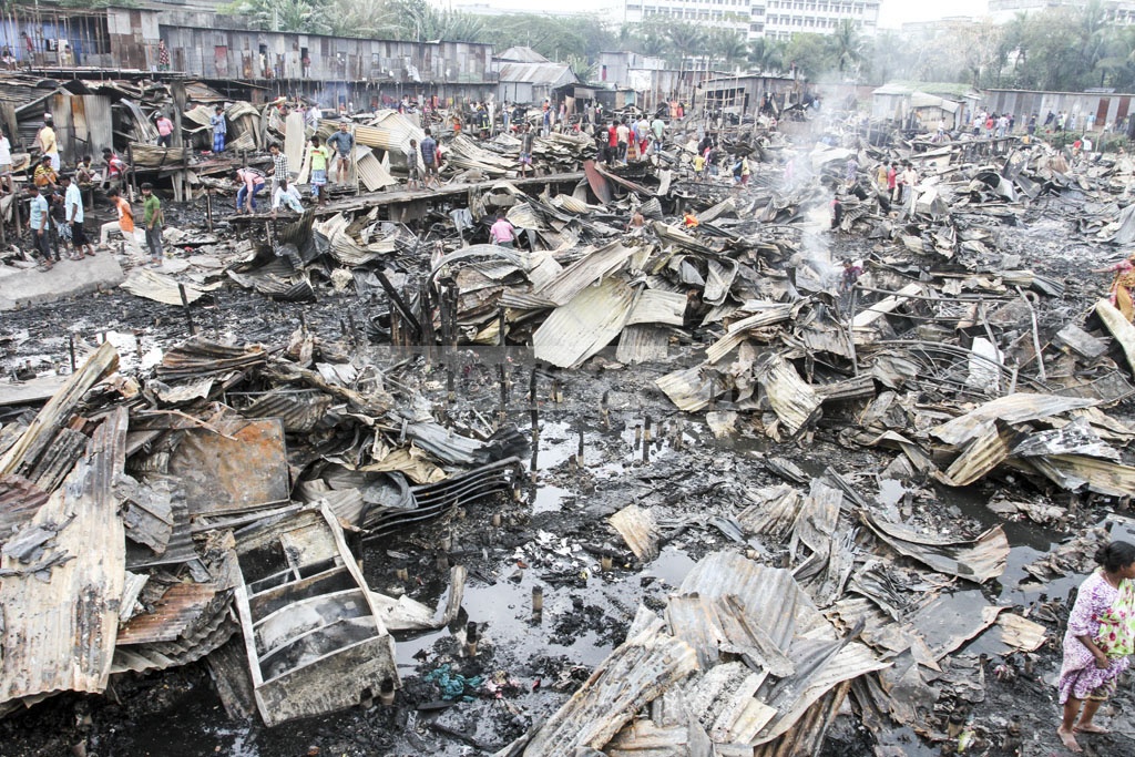 Fire destroys Mirpur slums