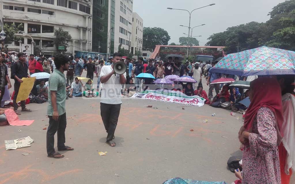 Traffic chaos hits Dhaka as DU students block Shahbag