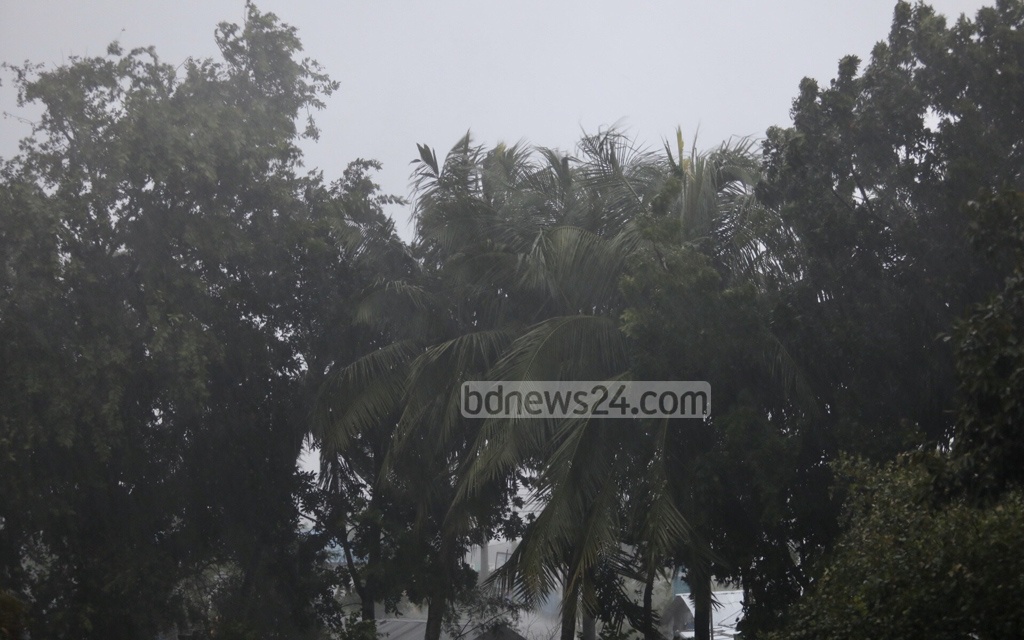 Cyclone Bulbul cuts its path through Bangladesh coast
