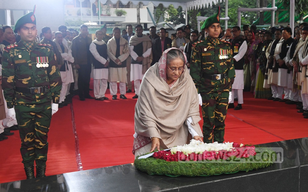 Hasina pays homage to Bangabandhu on Homecoming Day