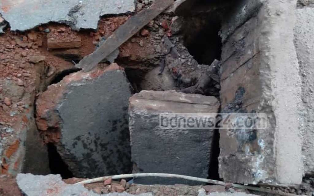 Gas line leakage blows open manhole cover in Indira Road