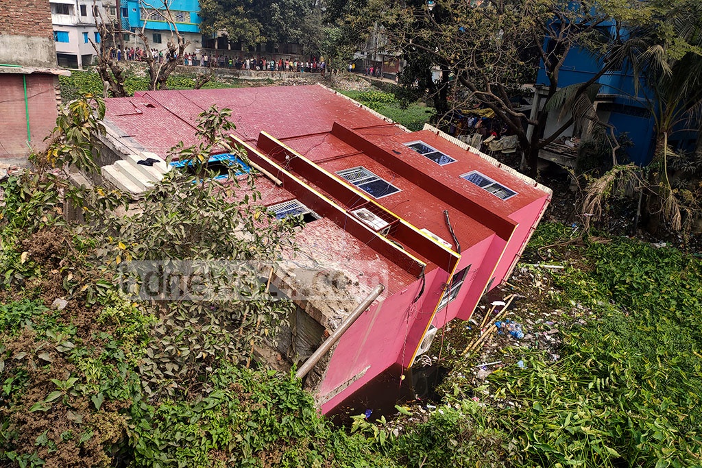 3-storey building tilts into swamp